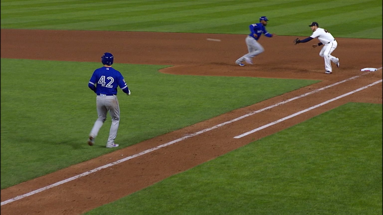 TOR@MIN: Perez nabs Hernandez at first | 04/15/2019 | Minnesota Twins