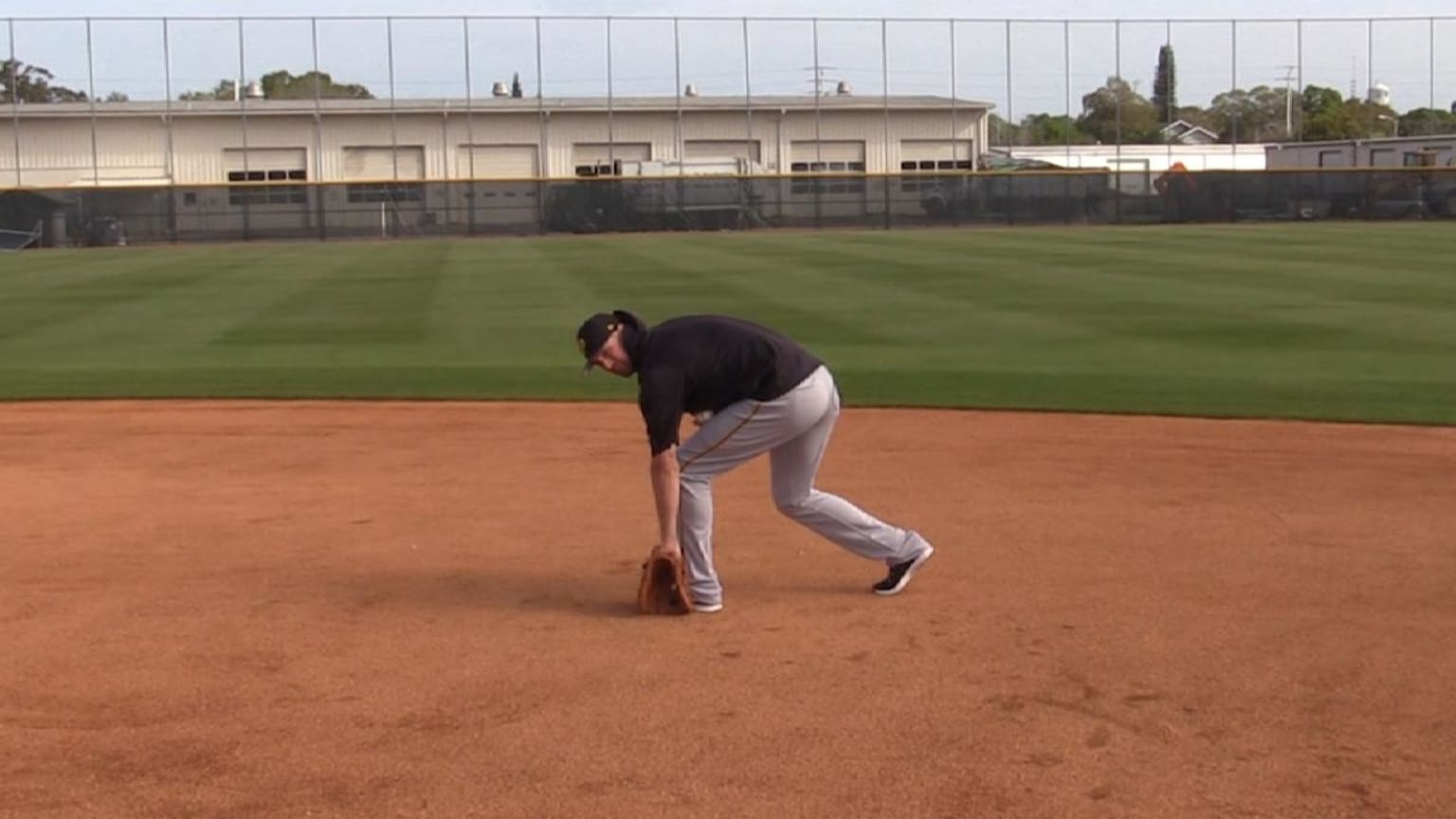 Mercer: Routine Backhand for Infielders | 06/01/2017 | Pittsburgh Pirates