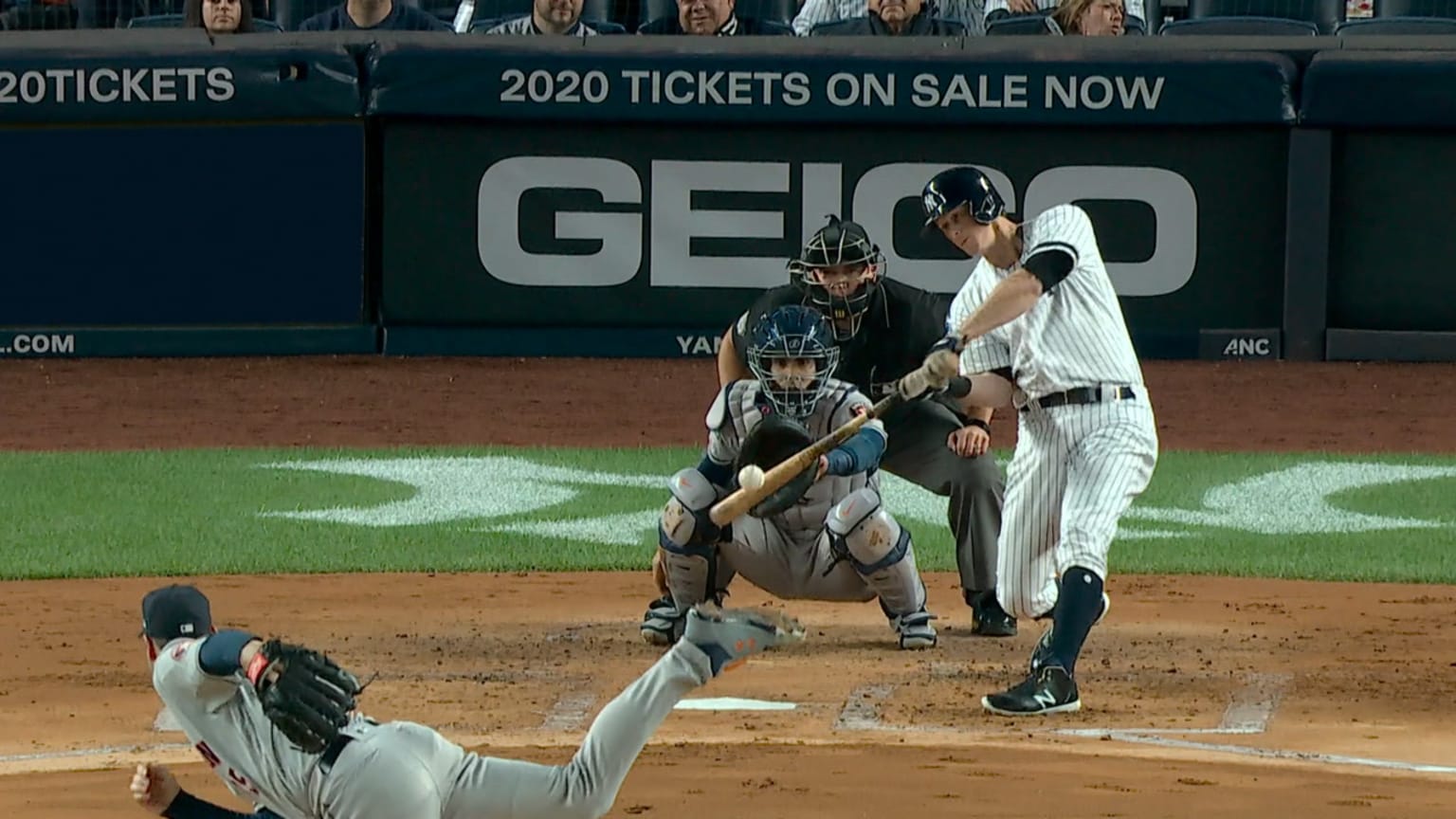 ALCS Gm5: LeMahieu belts a leadoff home run | 10/18/2019 | Minnesota Twins