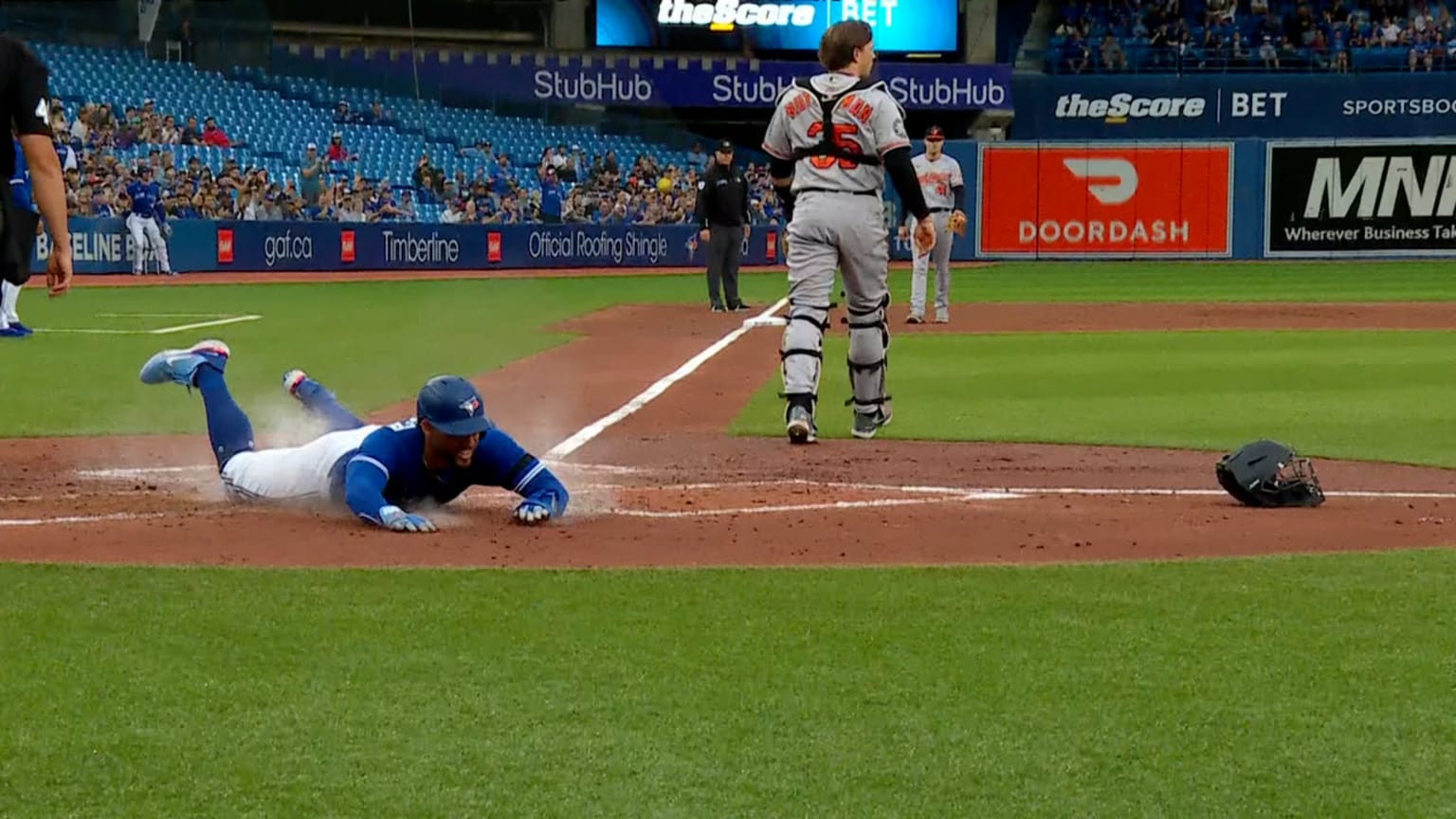 Alejandro Kirk drives in the first run of the game | 06/13/2022 ...