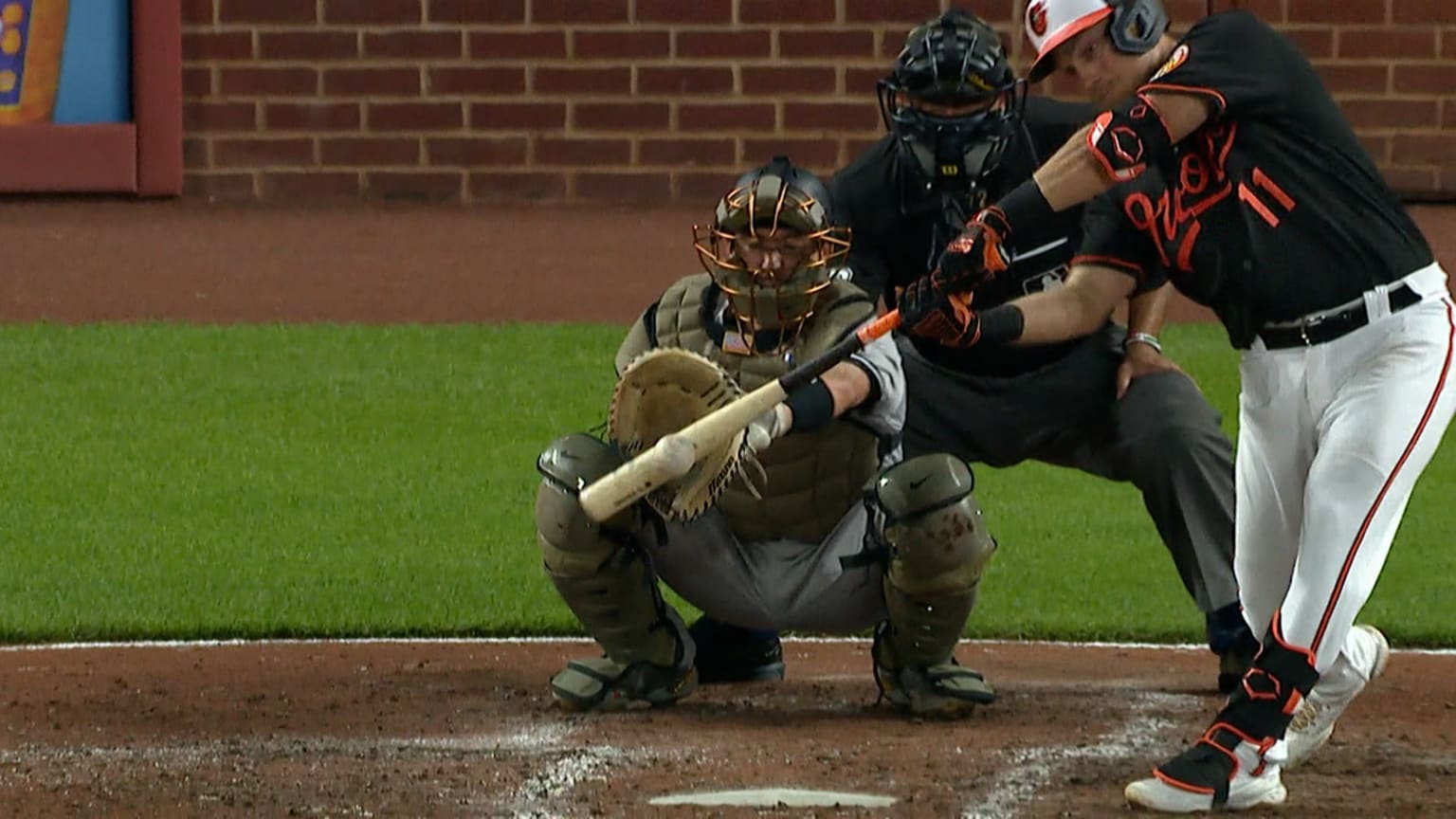 Pat Valaika pokes an RBI single to center field | 05/14/2021 | Atlanta ...