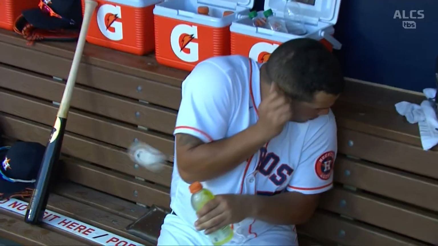 Andre Scrubb gets boinked on the side with foul ball | 10/15/2020 ...