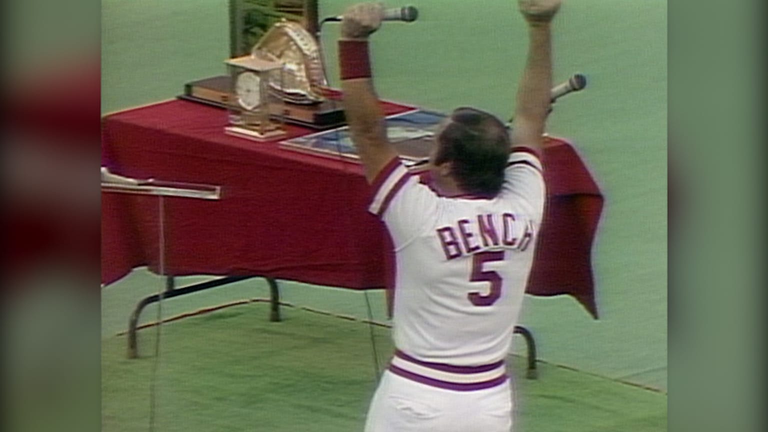 Bench gives speech, homers on Johnny Bench Night | 09/17/1983 ...