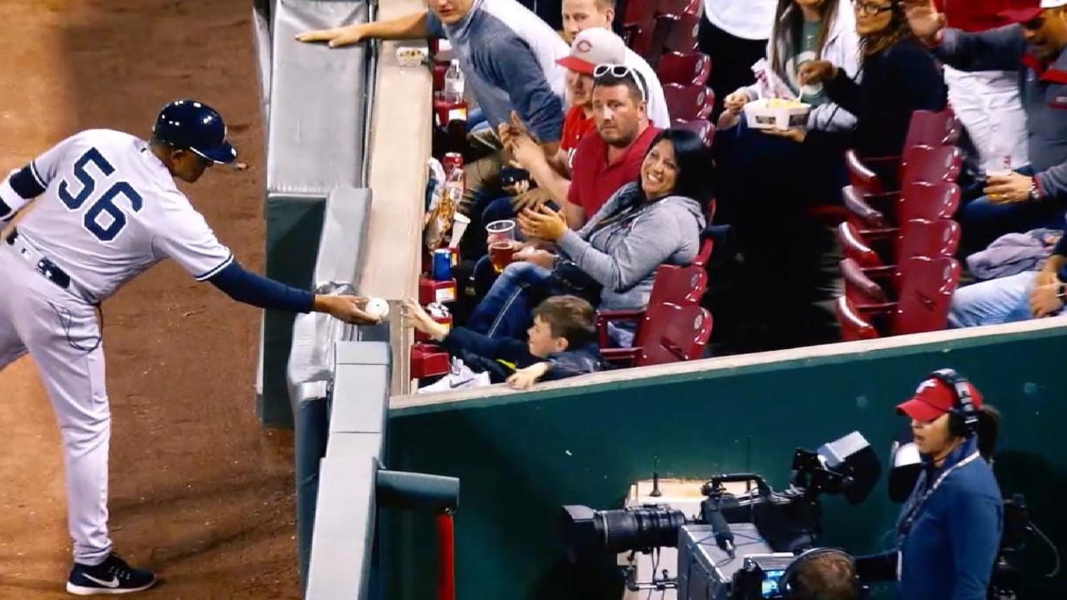 DQ Fanstands: Best fan interactions of the past week | 05/14/2017 | MLB.com