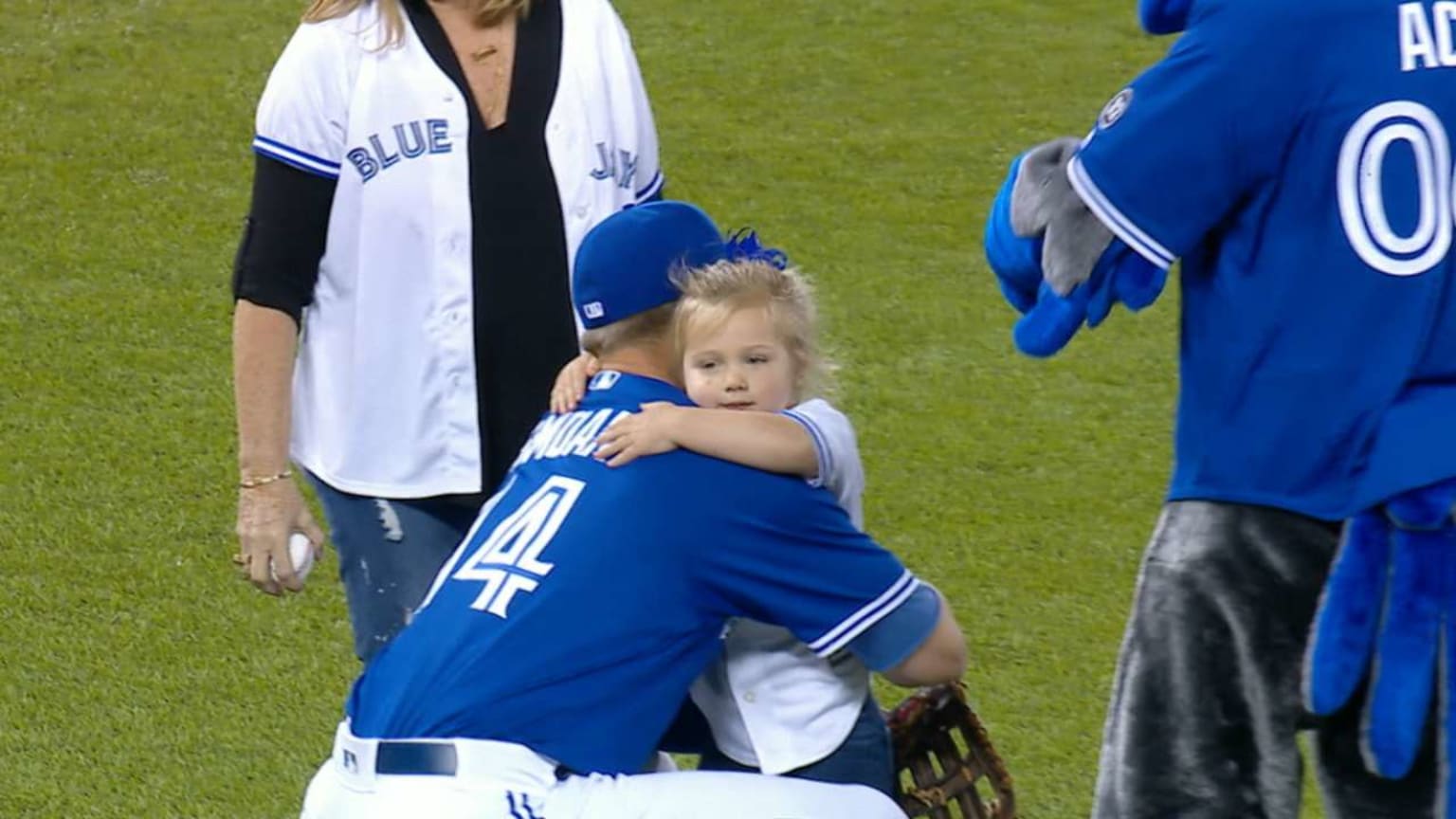 NYY@TOR: Smoak's mom, daughter toss first pitch | 03/31/2018 | Toronto ...