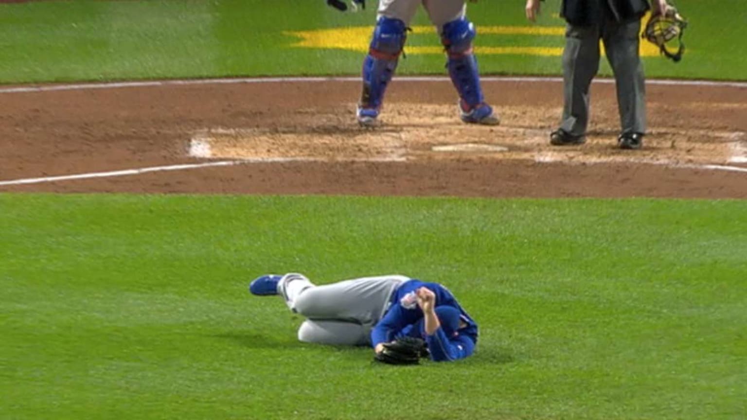 Anderson dodges Rizzo's throw | 04/24/2017 | Chicago Cubs