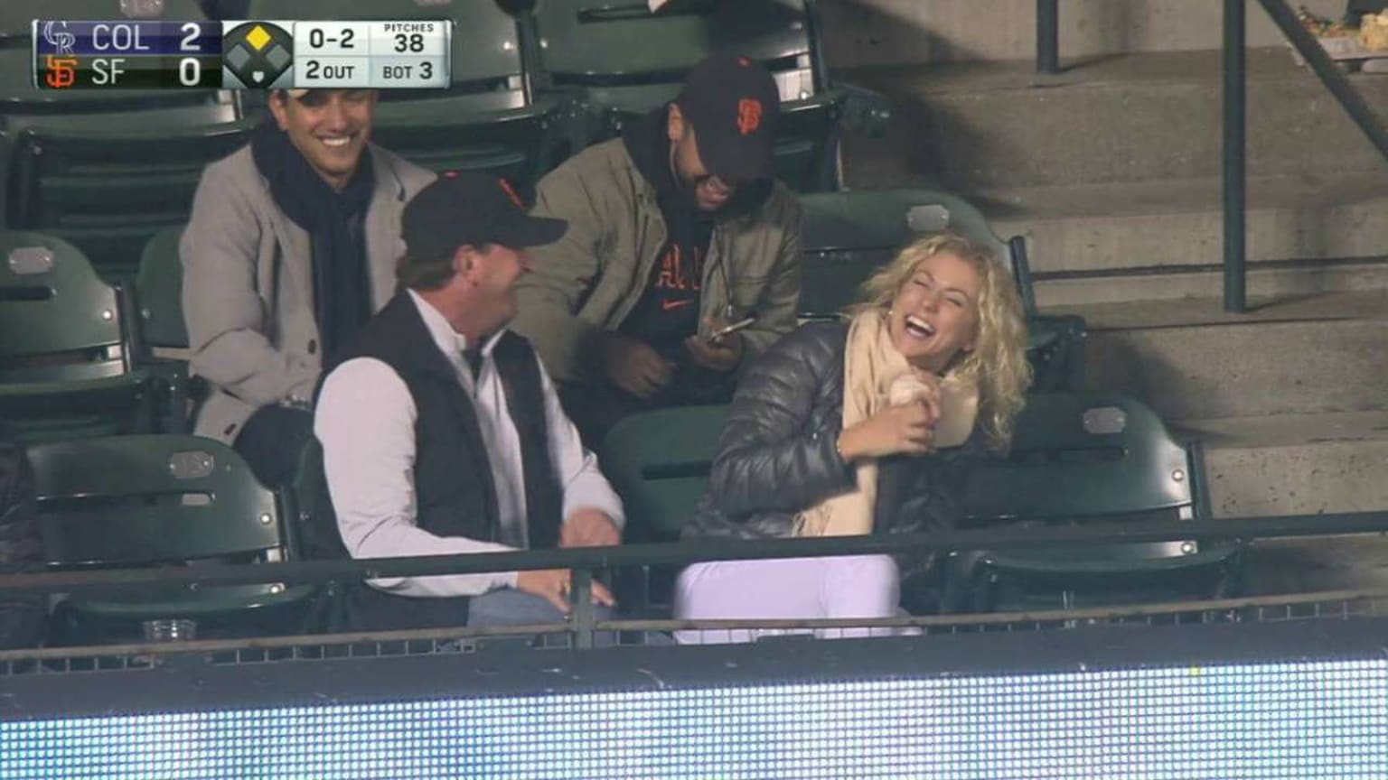 COL@SF: Fan grabs foul ball amidst a scramble | 09/29/2016 | MLB.com