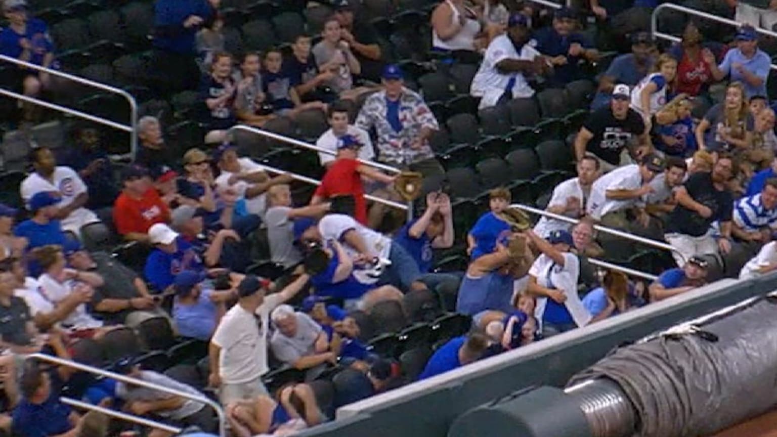 CHC@ATL: Cubs fan uses his glove to snag a hot-shot | 07/18/2017 ...