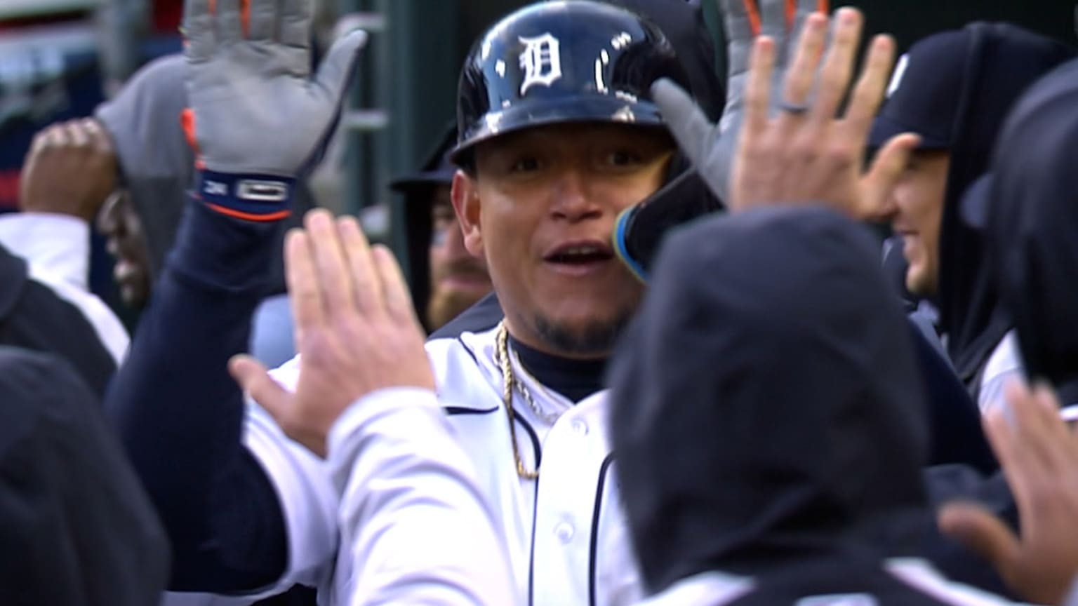 Willi Castro plates a run with a bases-loaded walk | 04/19/2022 | MLB.com