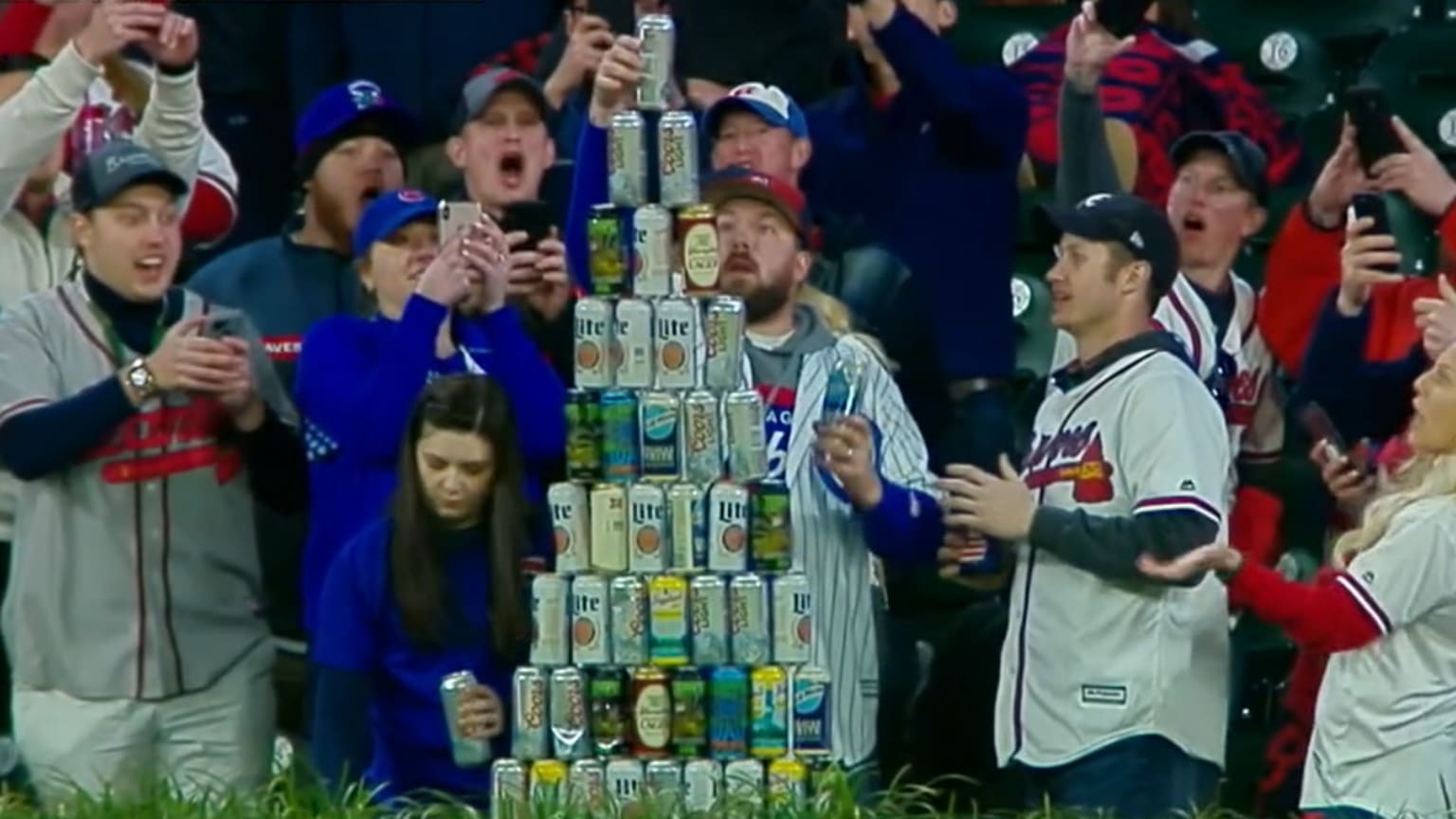 CHC@ATL: Beer can pyramid crumbles, devastating fans | 04/02/2019 | MLB.com