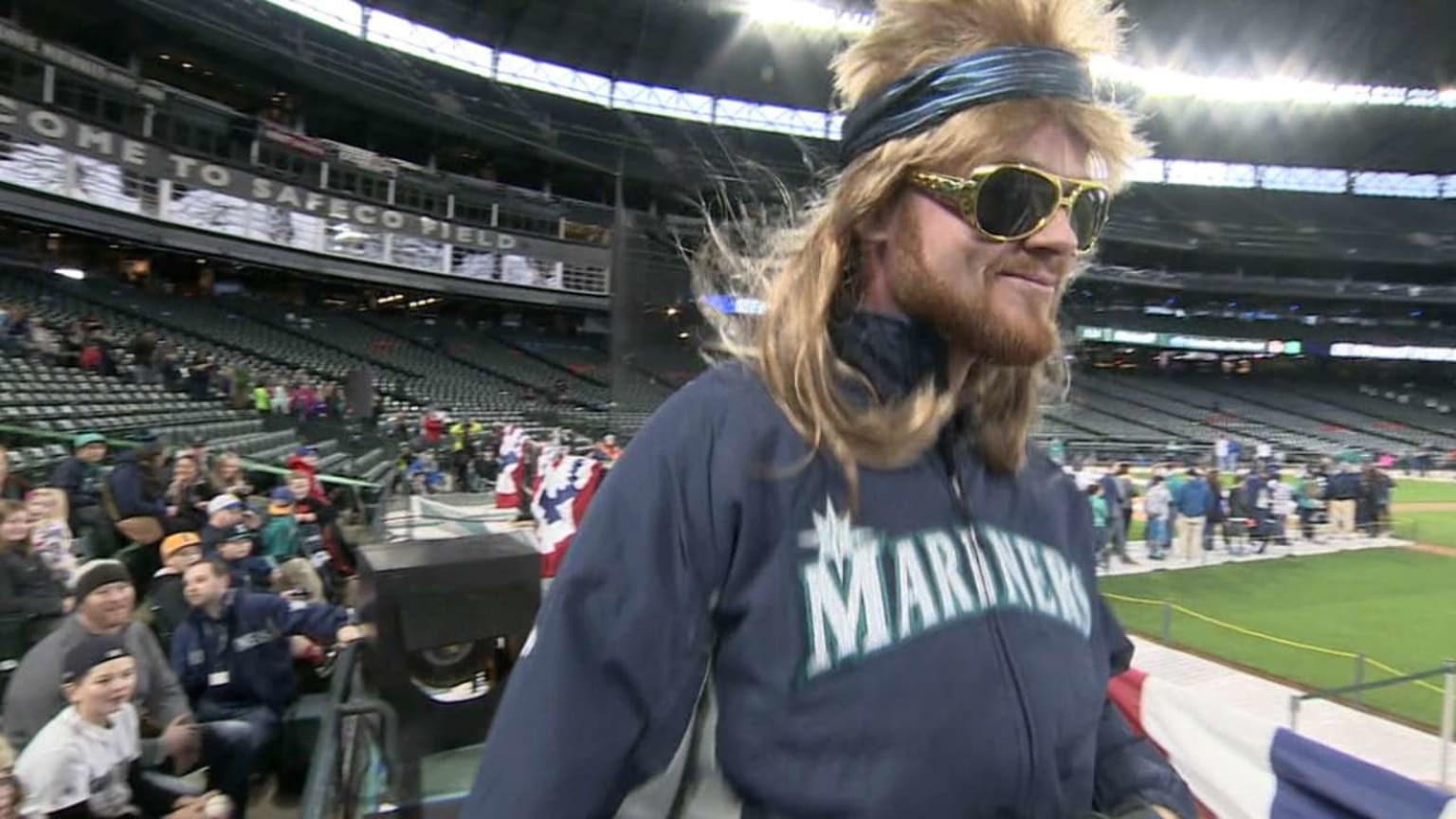 Furbush dresses up, rocks out with fans at FanFest | 02/01/2016 | MLB.com