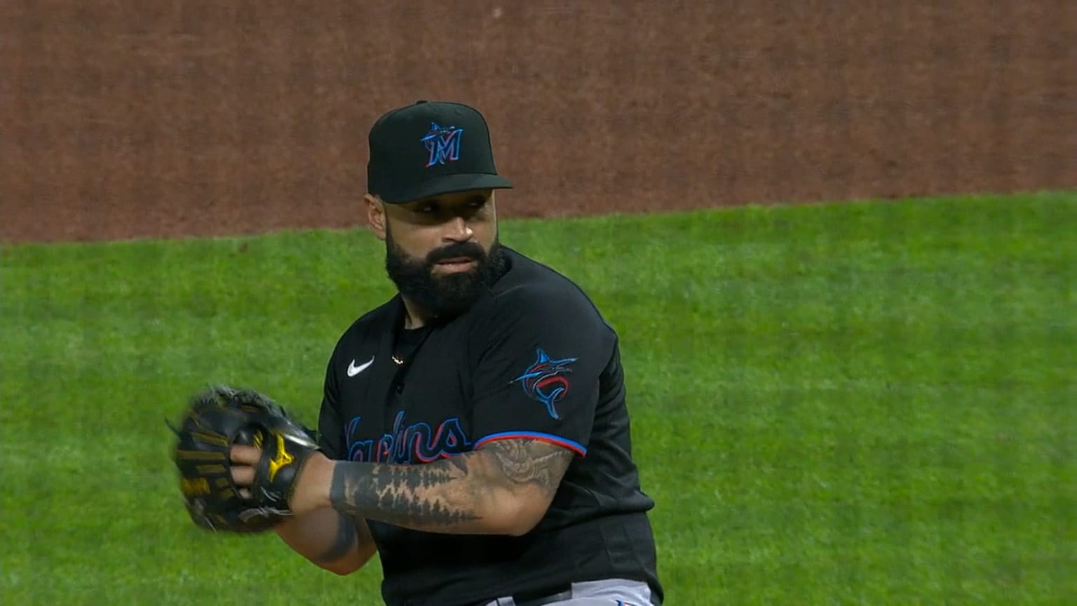 Sandy León pitches a blank 8th inning vs. Bucs | 06/04/2021 | Miami Marlins