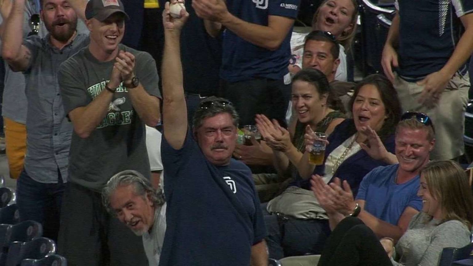 Fan makes great one-handed catch | 09/21/2016 | MLB.com
