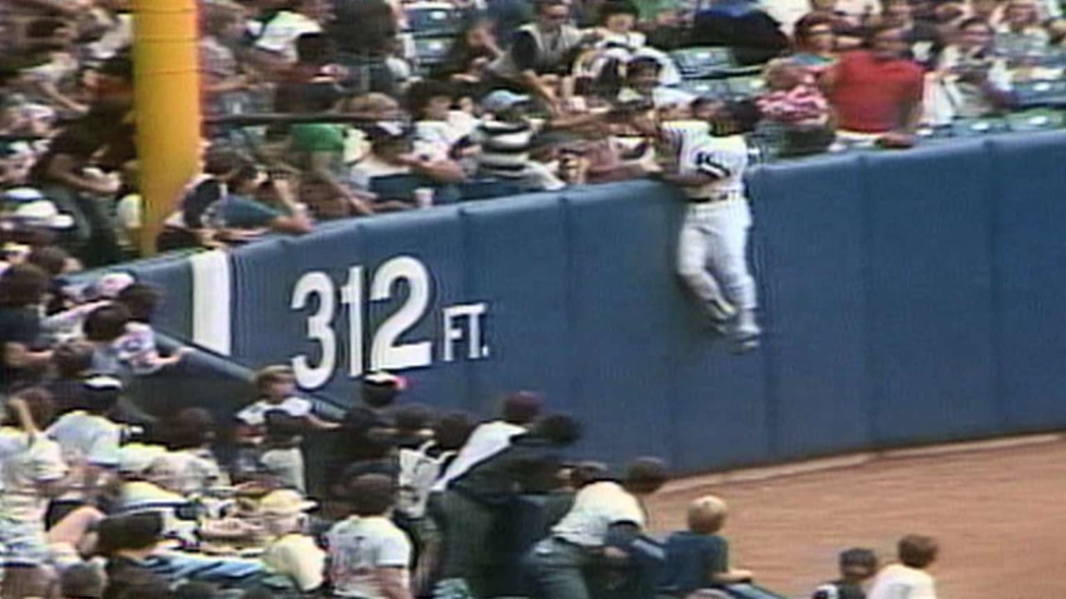 BOS@NYY: Ken Griffey robs Marty Barrett of home run | 08/19/1985 | New ...