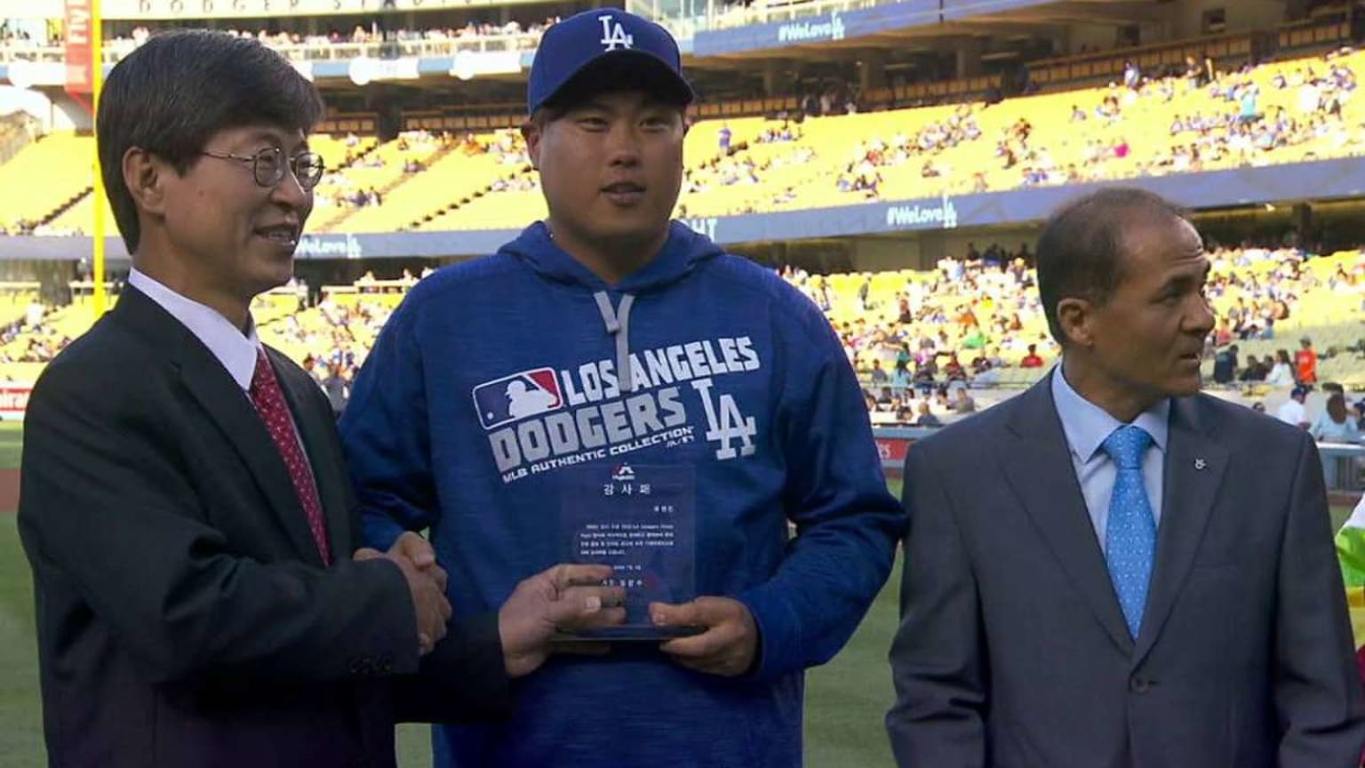 BAL@LAD: Ryu receives Excellence in Sports Award | 07/05/2016 | Los ...