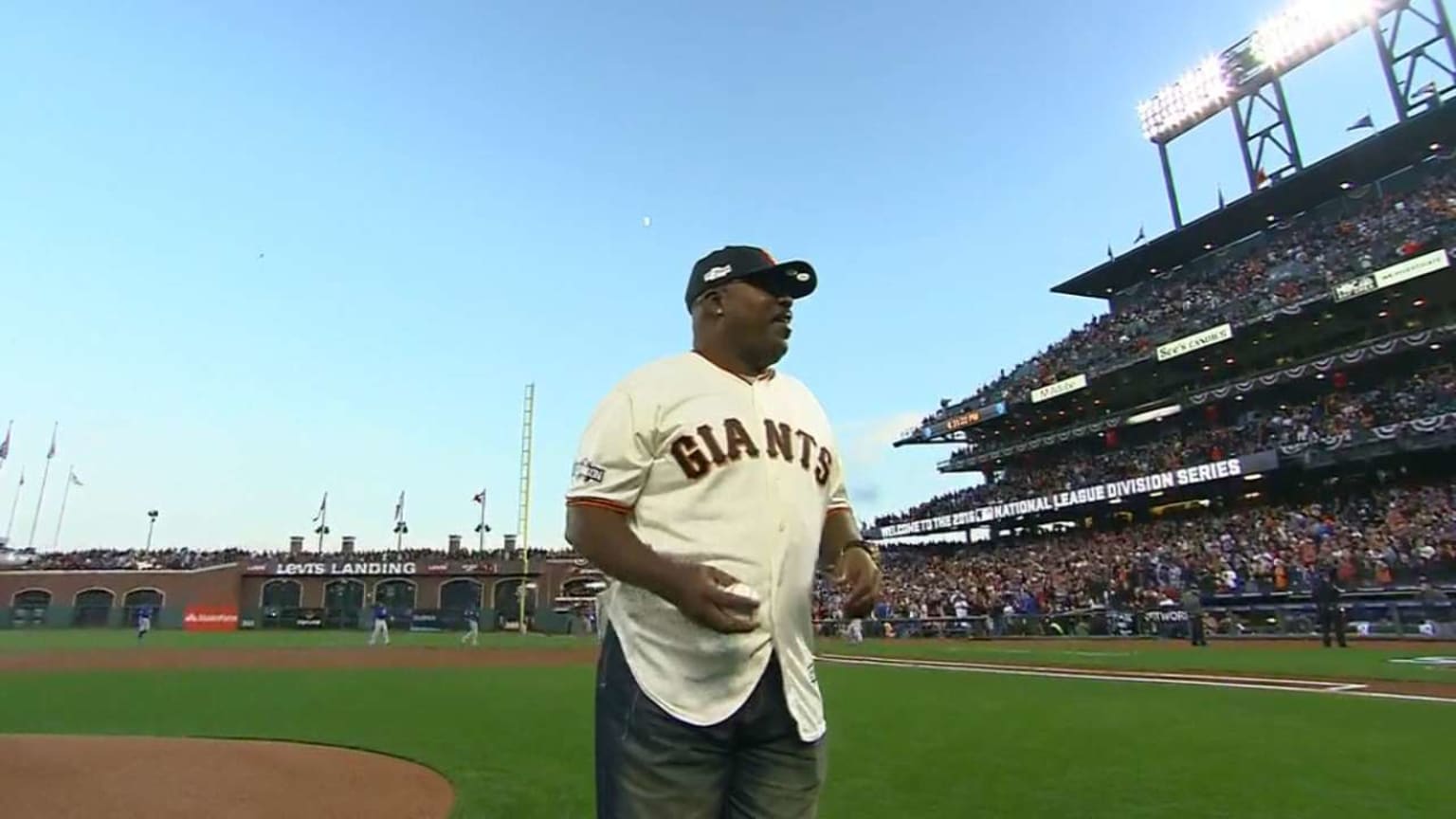 CHC@SF Gm3: Kevin Mitchell throws out first pitch | 10/10/2016 ...