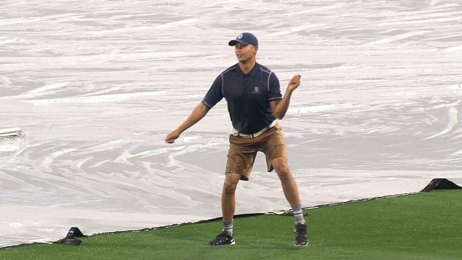 WSH@SD: Groundskeeper entertains fans during delay | 05/15/2015 | San ...