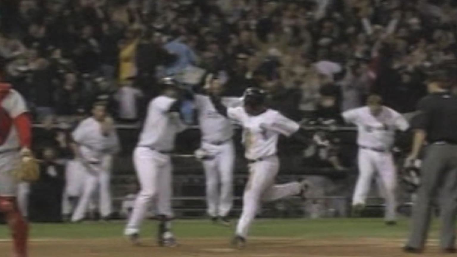 White Sox rally in 9th for wild win in ALCS Game 2 | 10/12/2005 | MLB.com
