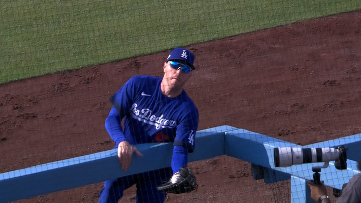 Freddie Freeman makes an over-the-railing catch | 07/23/2022 | Boston ...