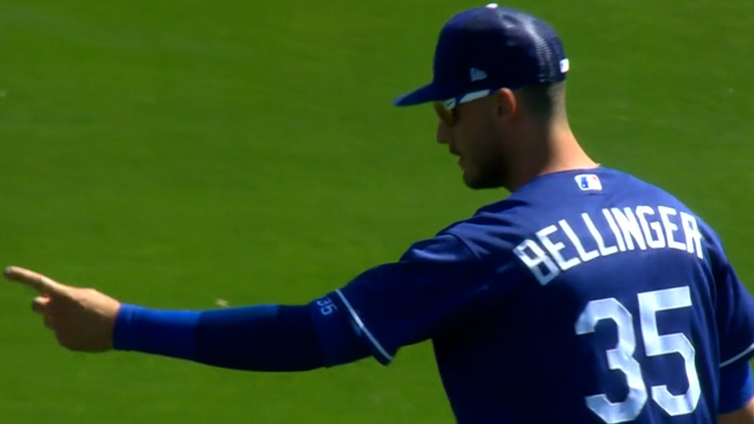 Cody Bellinger makes a diving catch in center field | 03/18/2022 ...