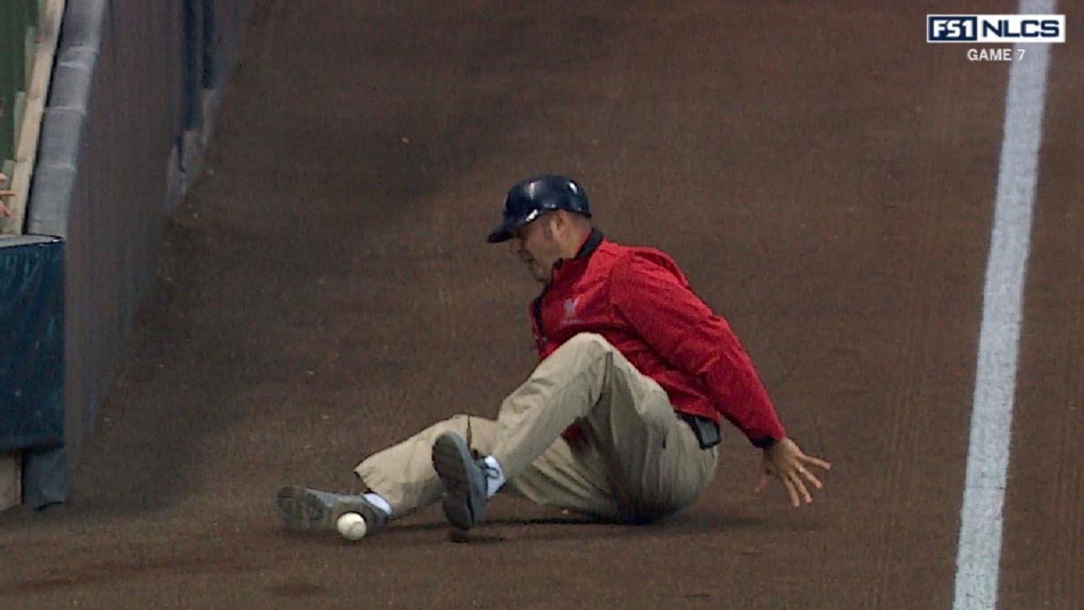 NLCS Gm7: Security guard plays defense, stumbles | 10/20/2018 | MLB.com