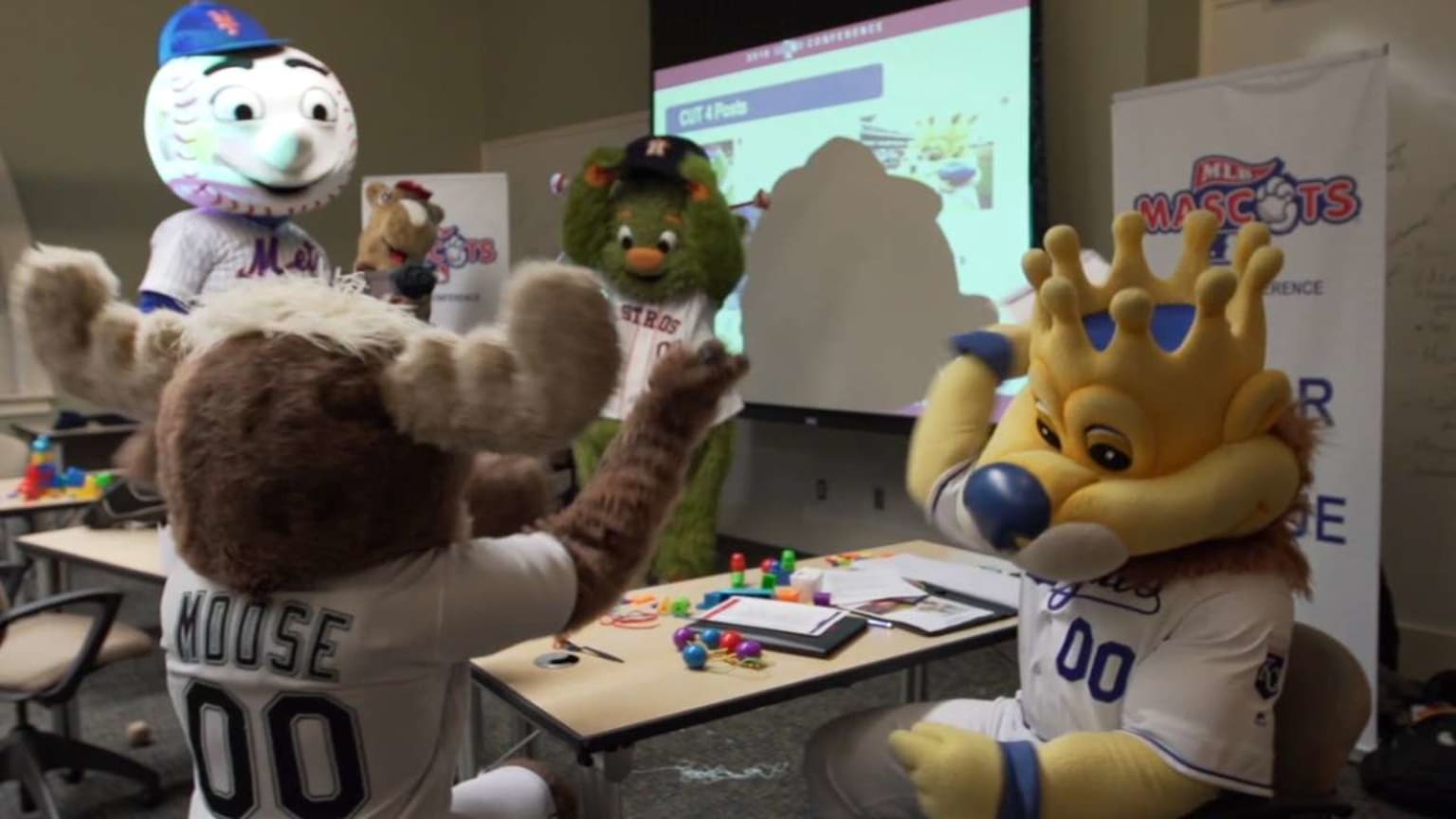 Mascots attempt the Mannequin Challenge | 11/15/2016 | New York Yankees