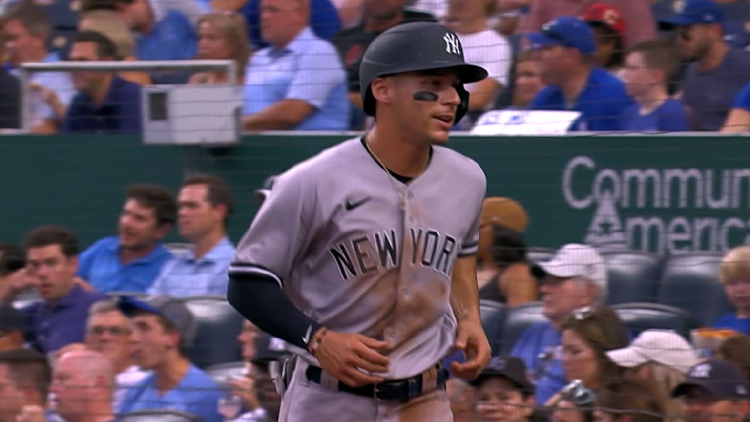 Velazquez scores Yankees first run on a wild pitch | 08/10/2021 | New ...