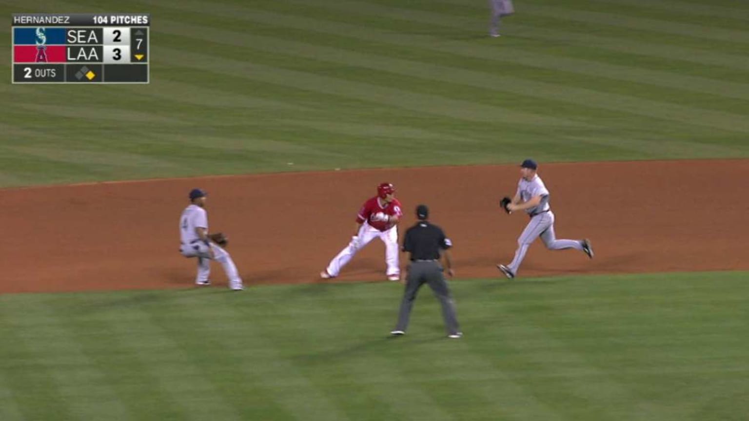 SEA@LAA: Felix catches Choi in a rundown for the out | 04/23/2016 | MLB.com