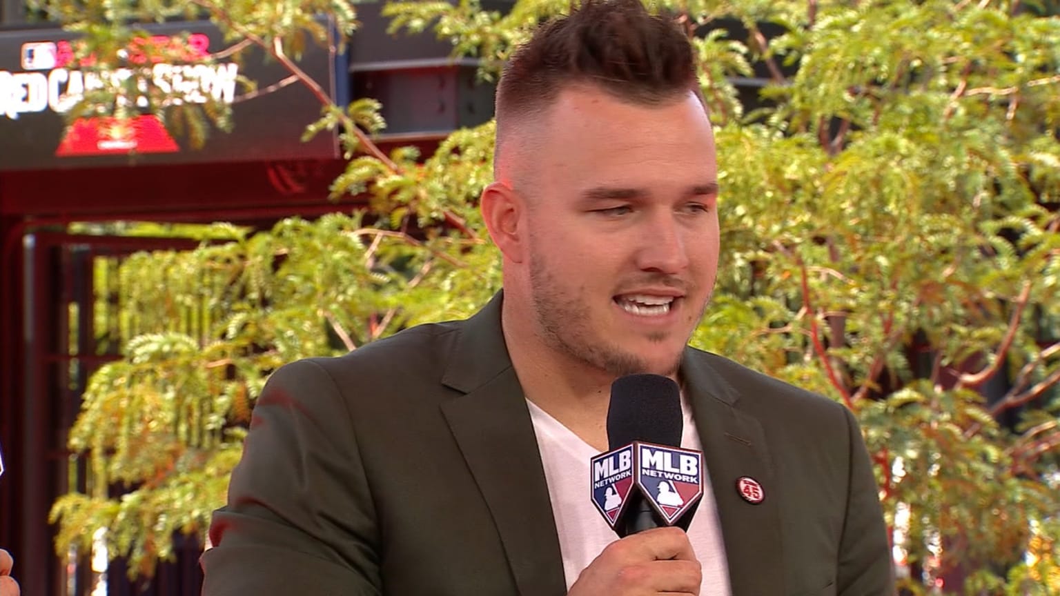 Trout discusses his outfit, hairstyle, almost-catch | 07/09/2019 | Los ...