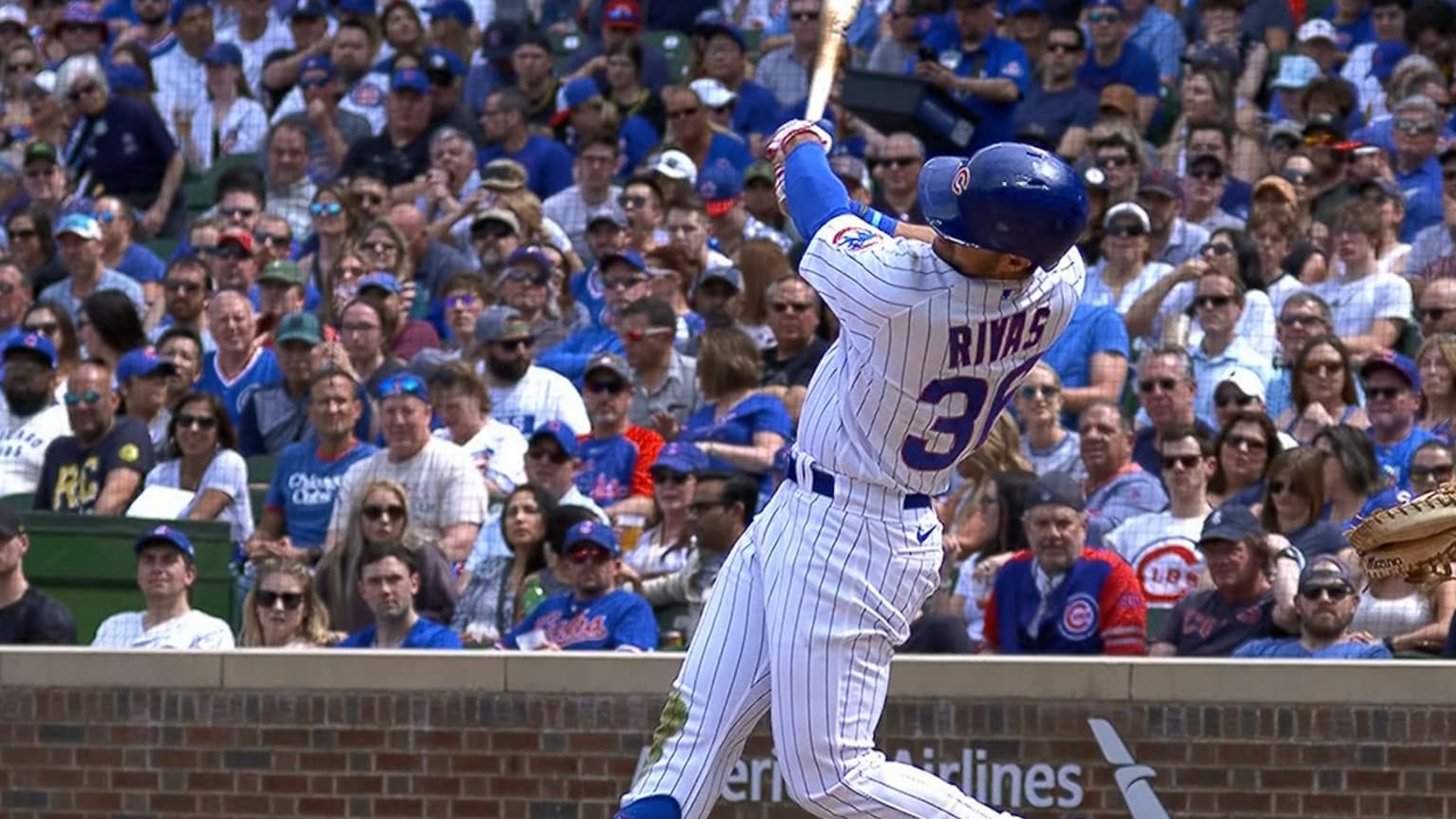 Alfonso Rivas slices a base hit to left field | 04/23/2022 | Atlanta Braves