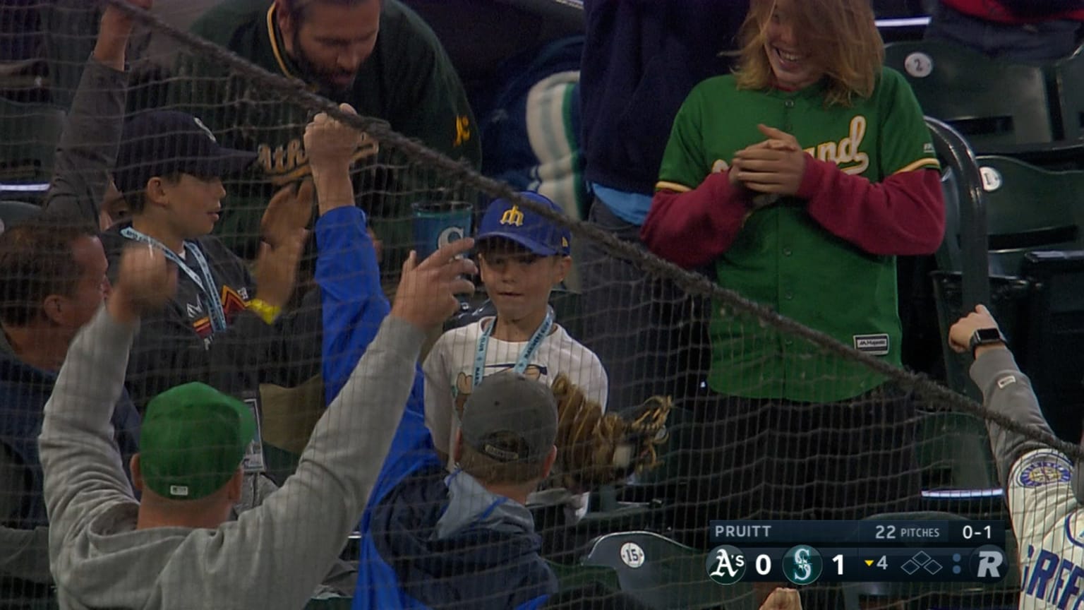 Young fan makes the snow cone catch in left field | 07/03/2022 ...