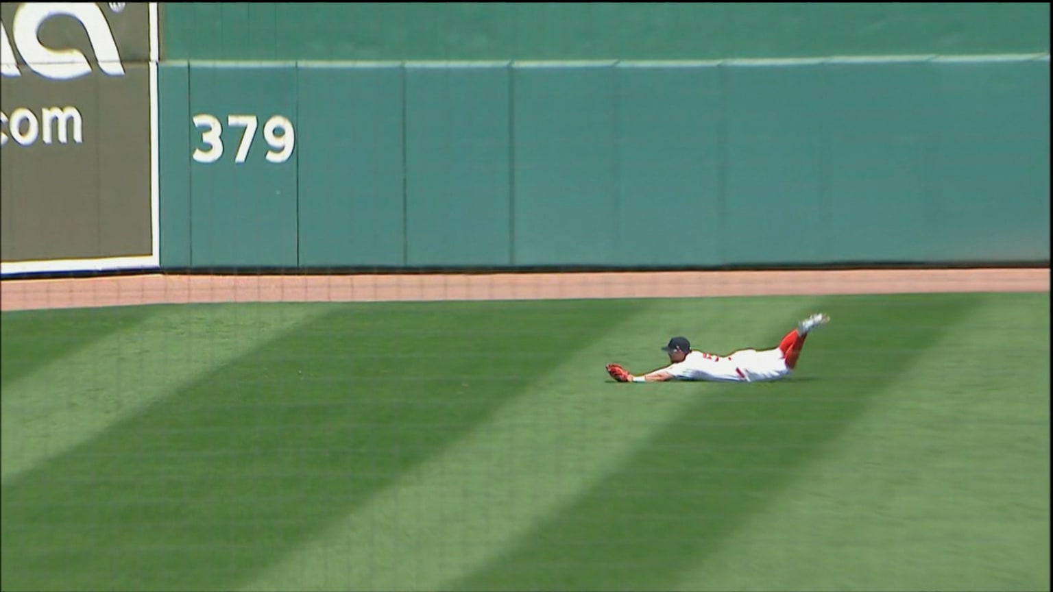 Kiké Hernández makes a diving catch in center field | 04/02/2022 ...