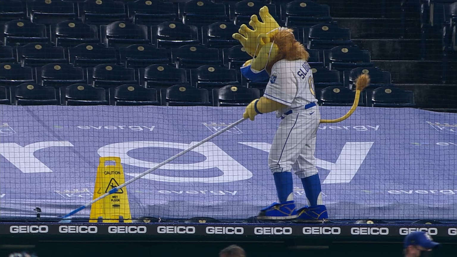 Slugger con una escobilla de goma seca el dugout | 01/09/2020 | Los ...