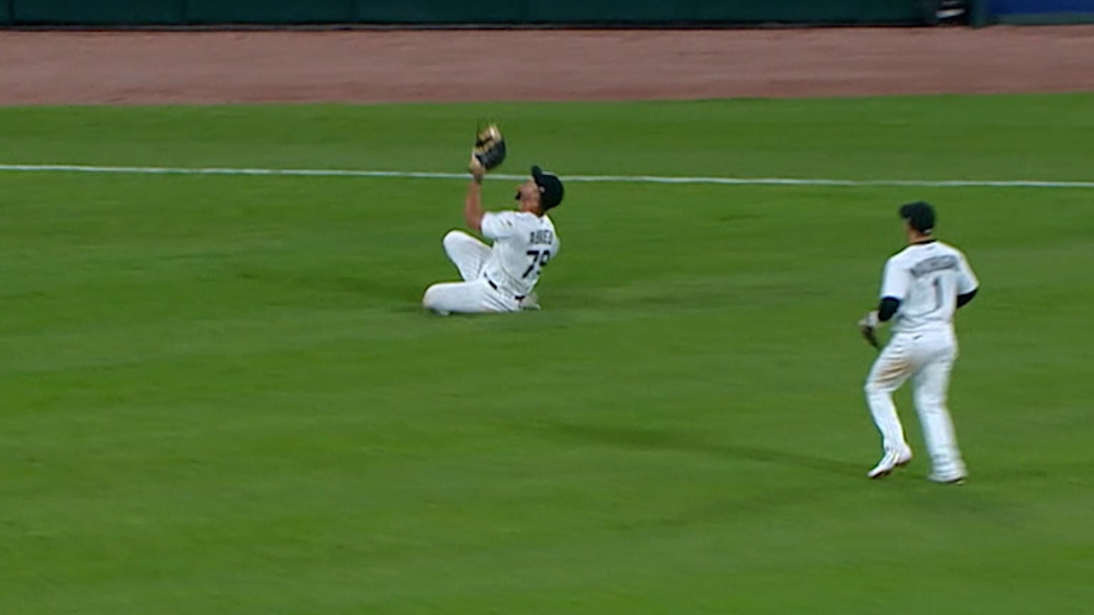 José Abreu makes a great over-the-shoulder catch | 05/12/2021 | Chicago ...