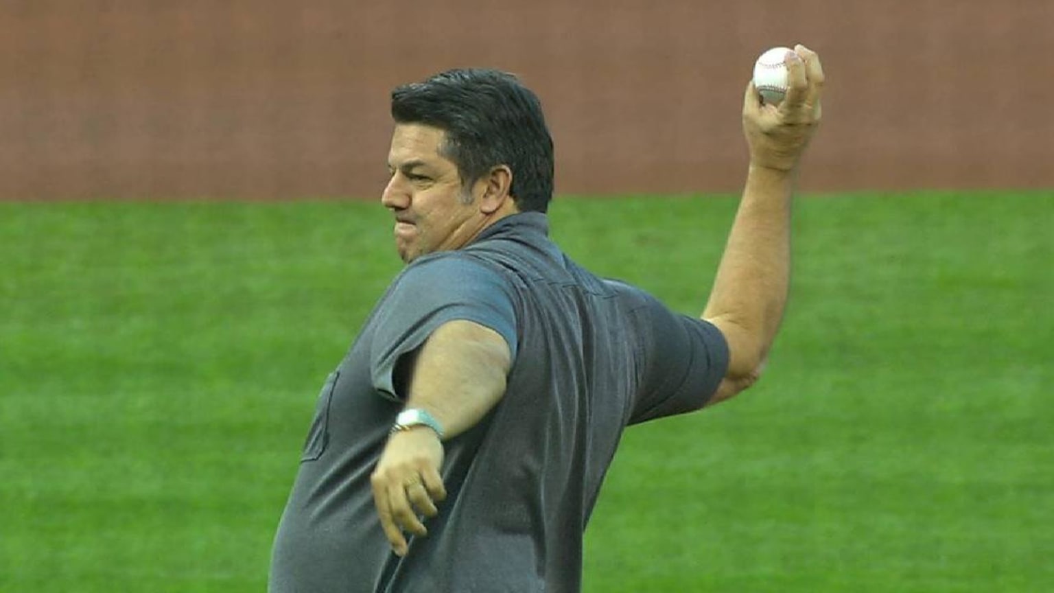 MIL@STL: Tom Pagnozzi throws ceremonial first pitch | 05/02/2017 | Los ...