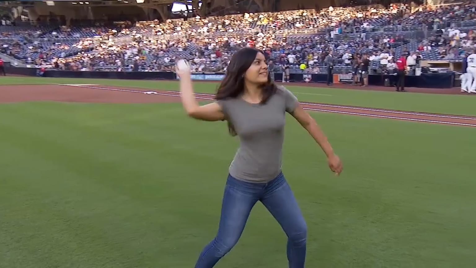 6/18/19: Mendez's ceremonial pitch | 18/06/2019 | Lasmayores.com