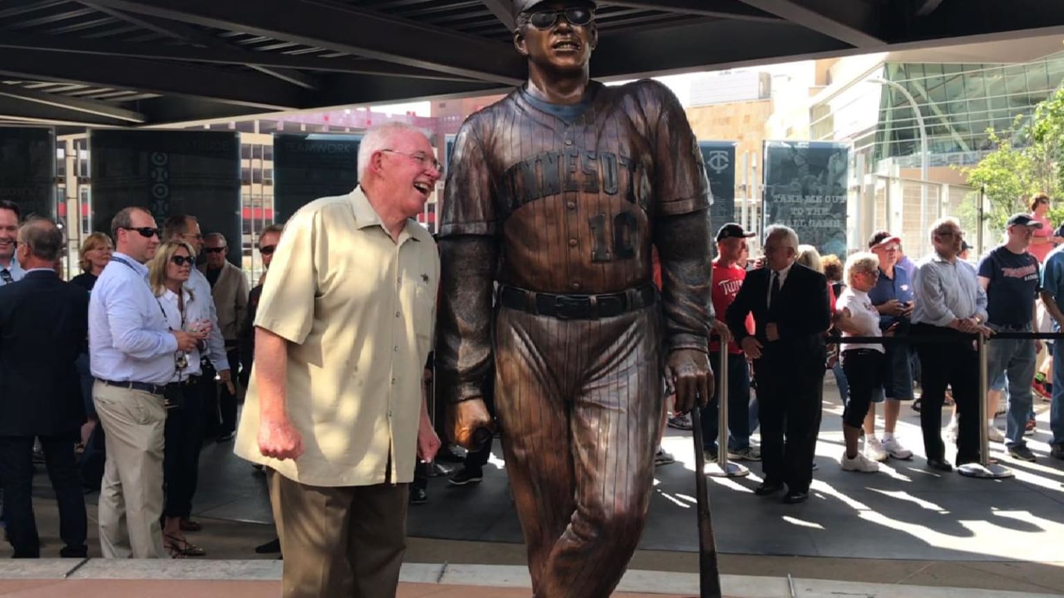 Twins unveil a statue to honor Tom Kelly | 07/22/2017 | Minnesota Twins
