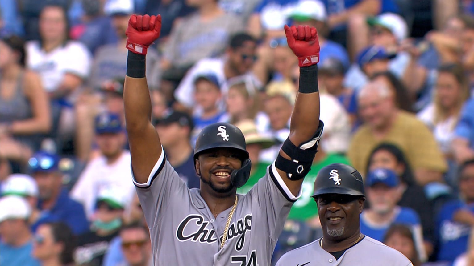 Eloy Jiménez collects his first hit of 2021 | 07/27/2021 | Chicago ...