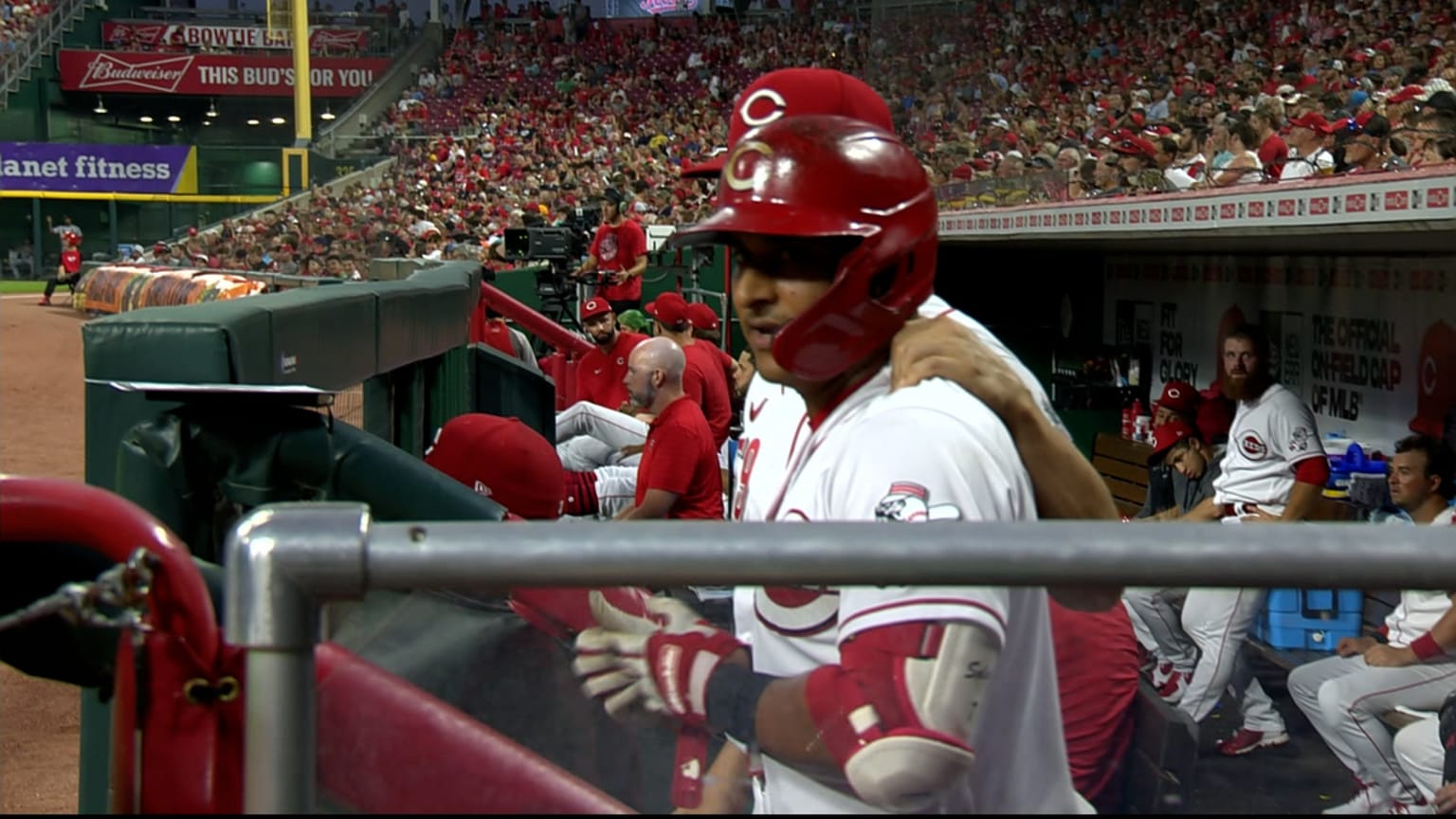 Donovan Solano lifts a sacrifice fly to right field | 07/22/2022 ...