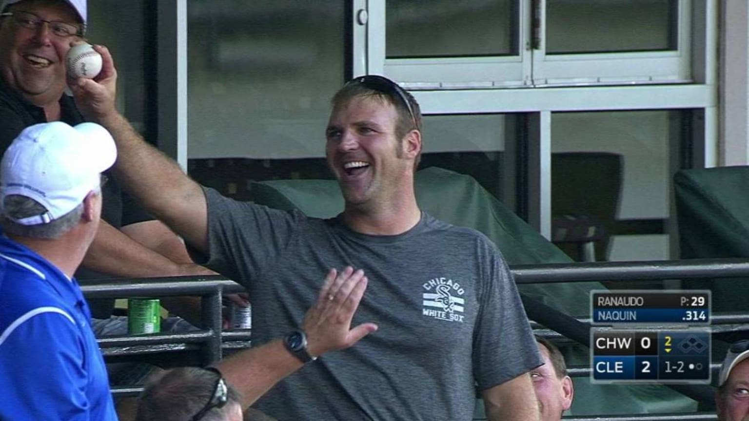 Fan's impressive one-handed grab | 08/17/2016 | MLB.com