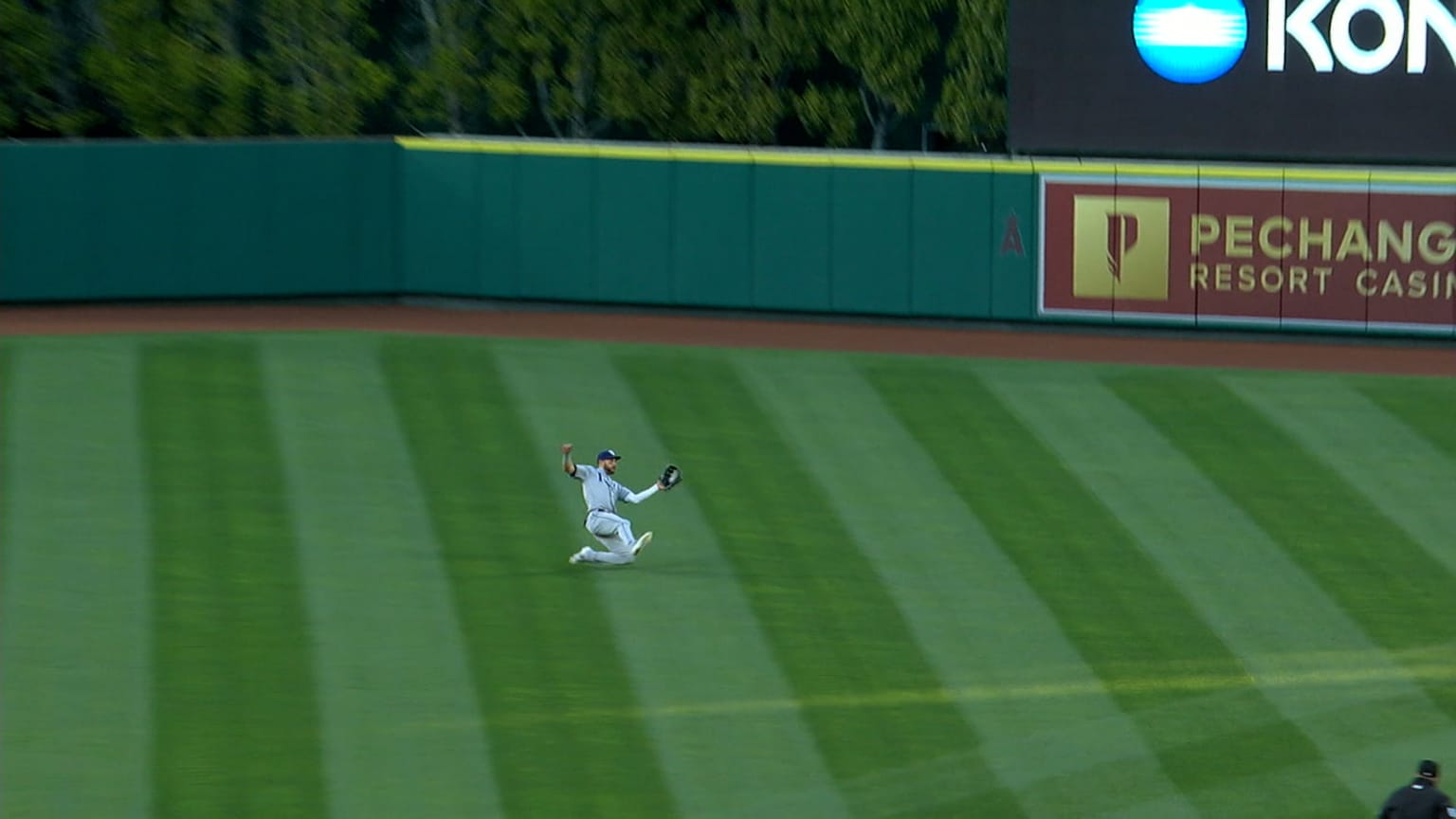 Kevin Kiermaier makes a nice sliding catch in center | 05/09/2022 | St ...