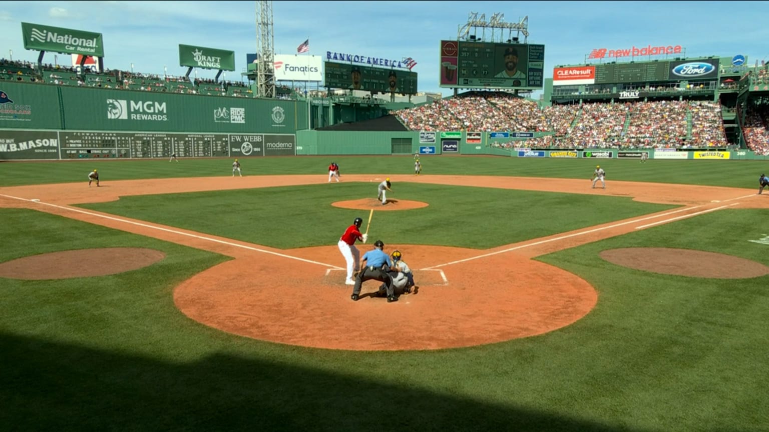 Jaylin Davis hits a comebacker to center for an RBI | 07/31/2022 ...
