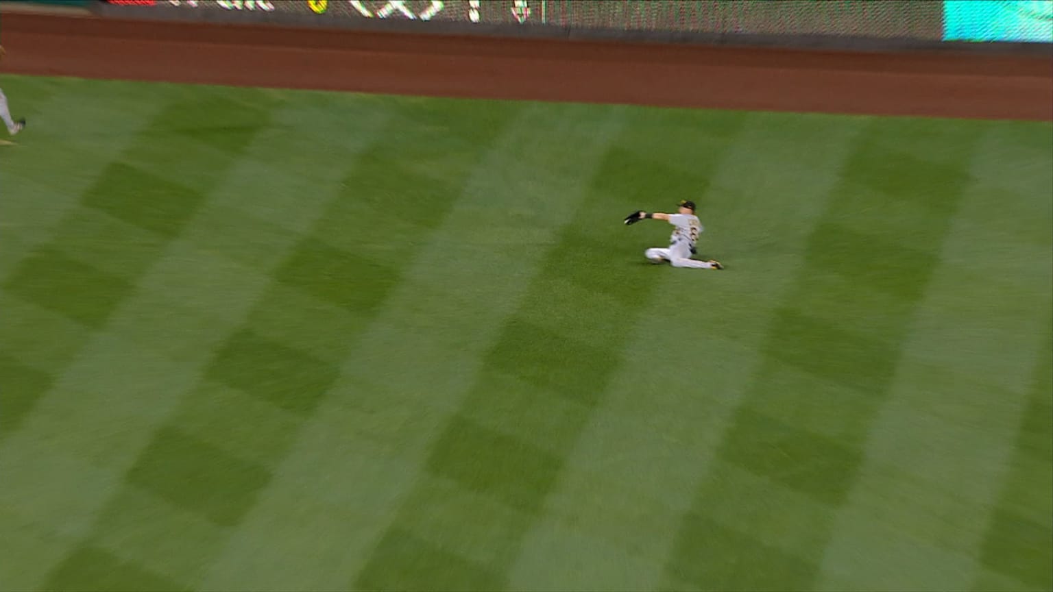 Castillo's second sliding grab | 06/28/2022 | Pittsburgh Pirates