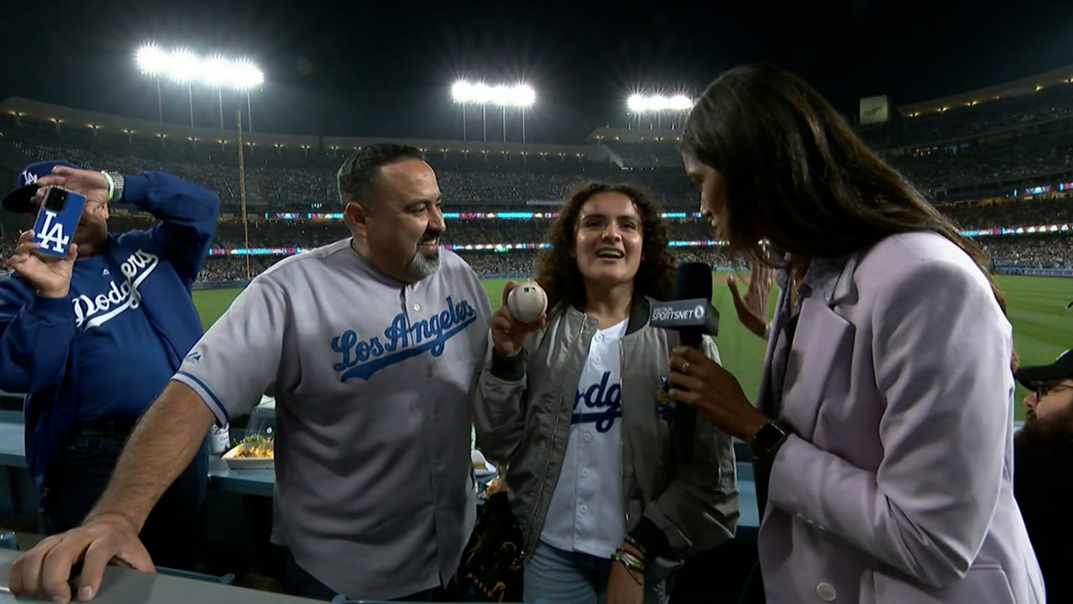Father and daughter catch Ríos' three-run home run | 05/17/2022 | Los ...
