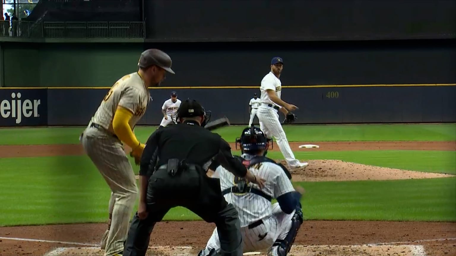 Trevor Kelley whiffs Luke Voit in the 9th | 06/04/2022 | Milwaukee Brewers