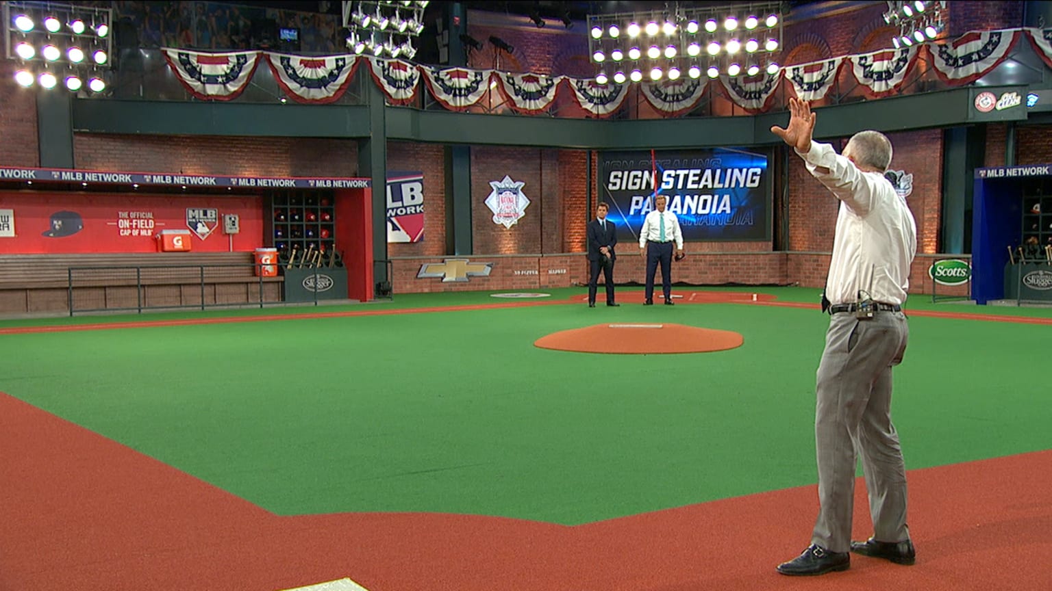 Examining signs, tipping pitches | 15/10/2019 | Lasmayores.com