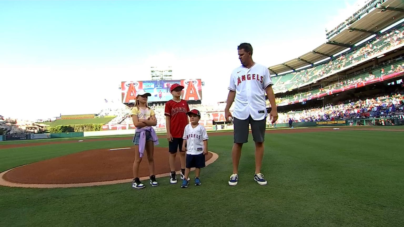 Jered Weaver and his family toss out the first pitch | 07/15/2022 | Los ... Jered Weaver and his family toss out the first pitch | 07/15/2022 | Los ...