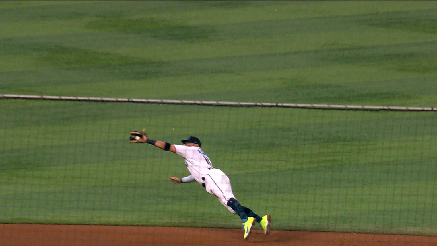 Miguel Rojas makes the diving catch at short | 05/14/2022 | Atlanta Braves