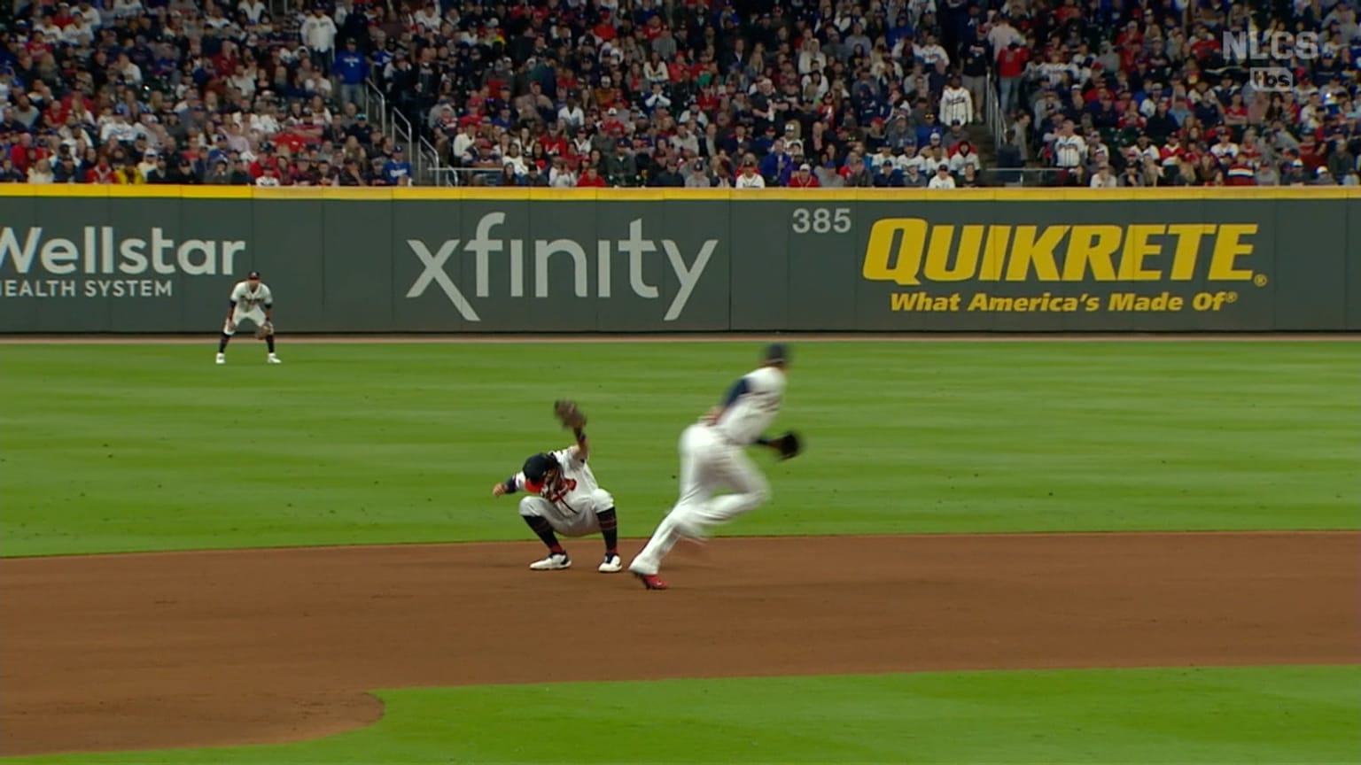 Dansby Swanson makes a no-look catch in the 4th | 10/17/2021 | Kansas ...