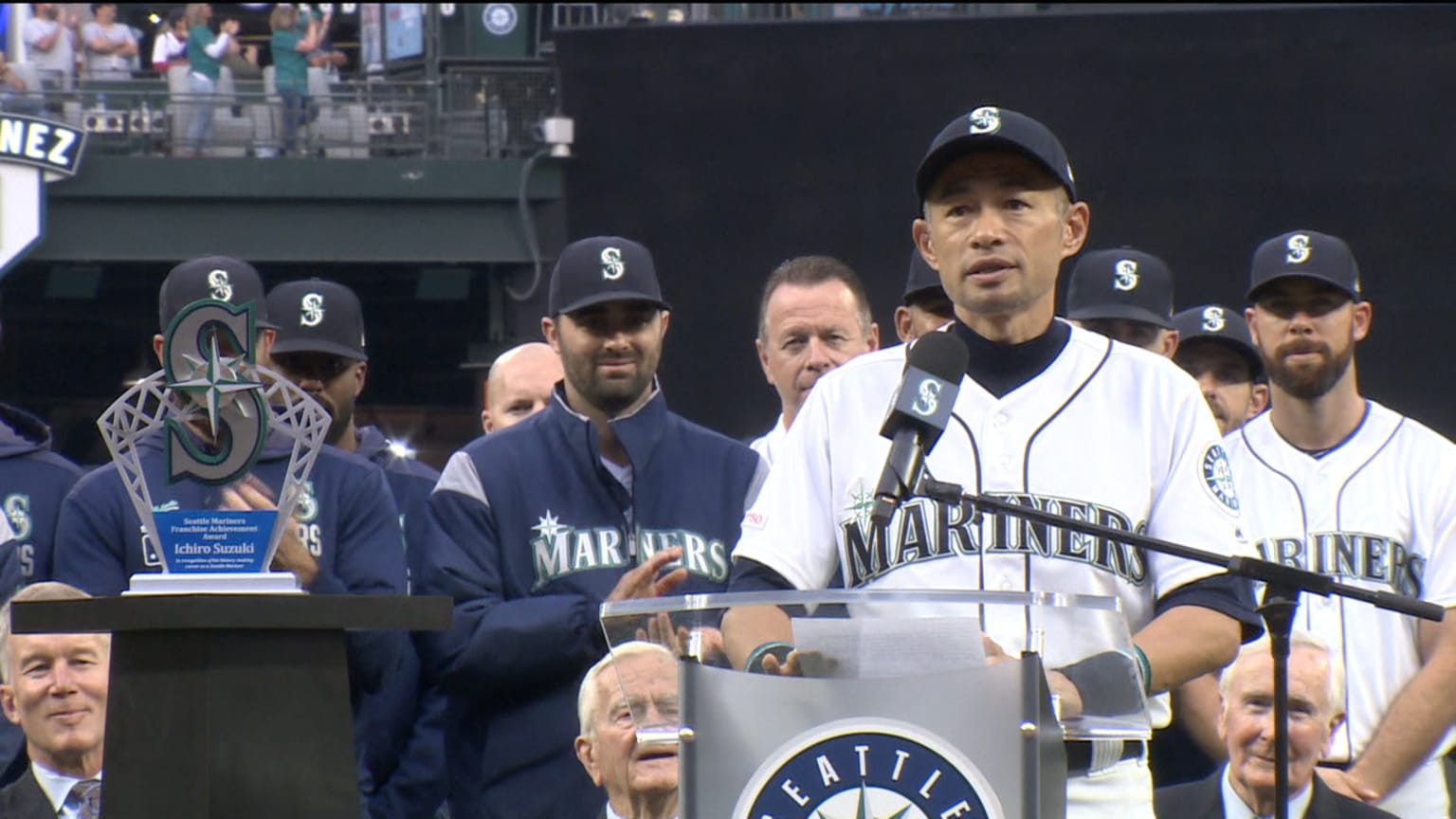 Ichiro honored by Mariners, gives speech to fans | 15/09/2019 | Los ...